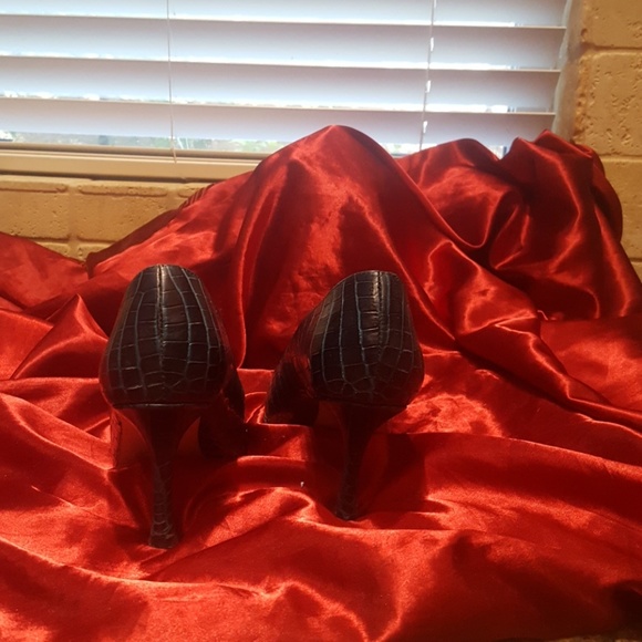 Isaac Mizrahi | Shoes | Isaac Teal Leather Alligator Stamped Pumps ...